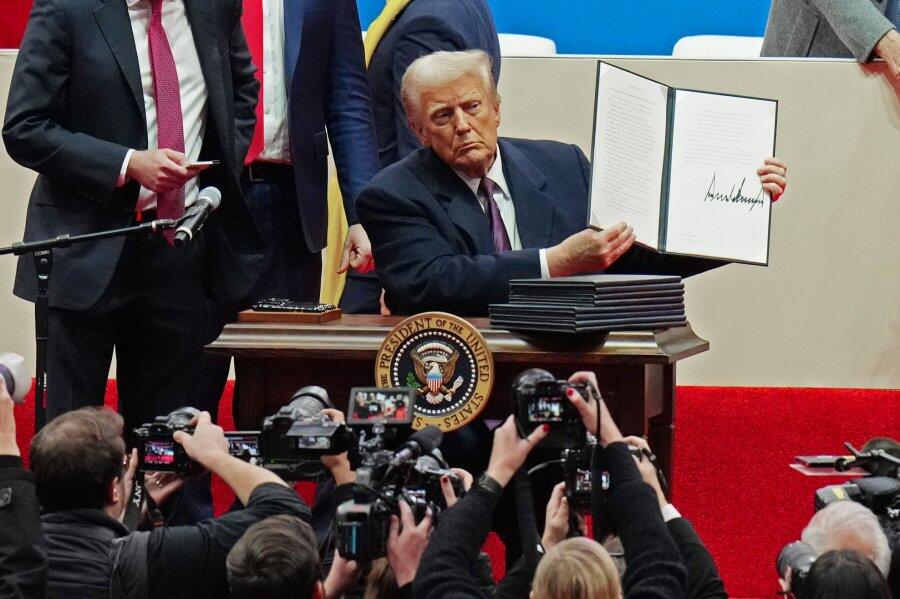 President Trump signs executive orders before inaugural crowd at ...