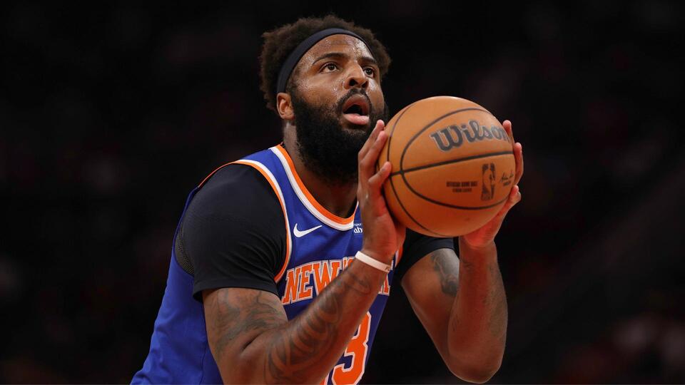 Underhand free throws? Mitchell Robinson has a broken pinky and a big ...