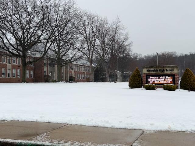 Riverside Local Schools closes after several buses get stuck - NewsBreak