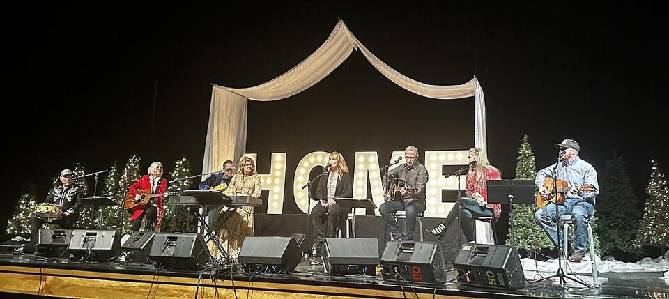 WWII, Vietnam Veterans Receive Honors At Country Christmas Concert ...