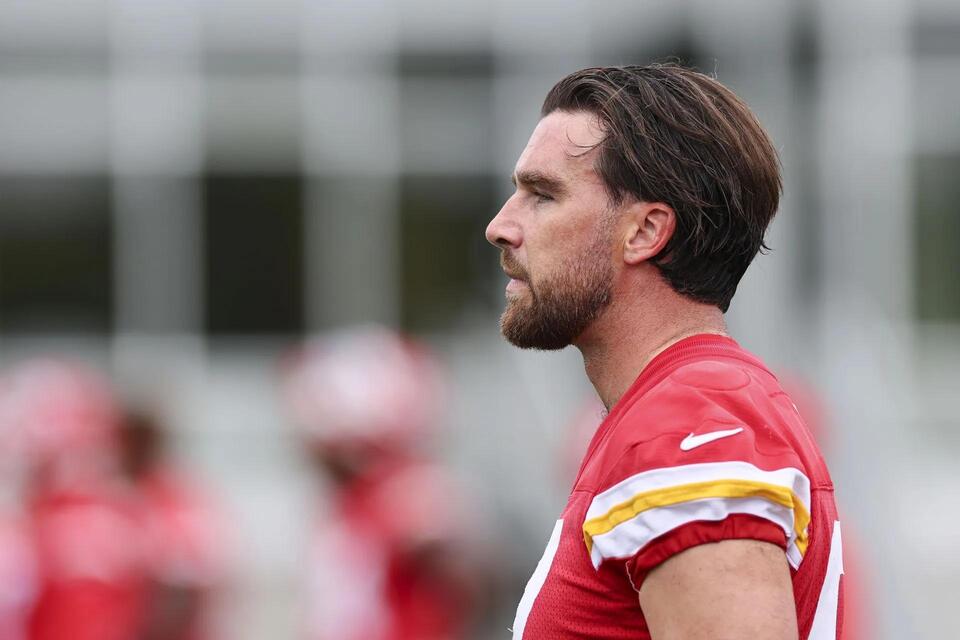 Kansas City Chiefs star Travis Kelce ditches long hair, debuts new look at training camp - NewsBreak