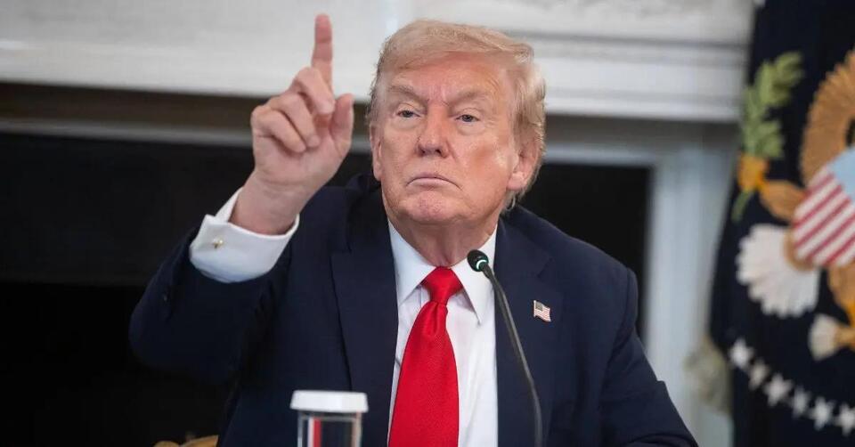 Donald Trump Exposed! President Proves He Doesn't Write His Social ...