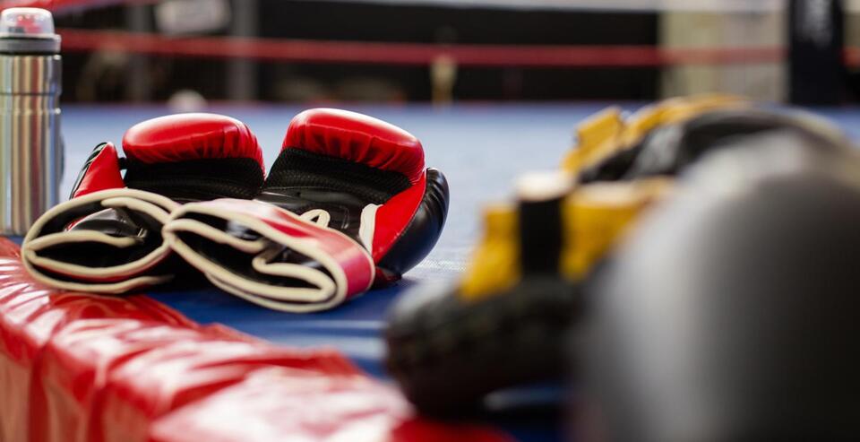 Wild Moment That A Boxer Got A Haircut Mid-Fight In Order To Win ...
