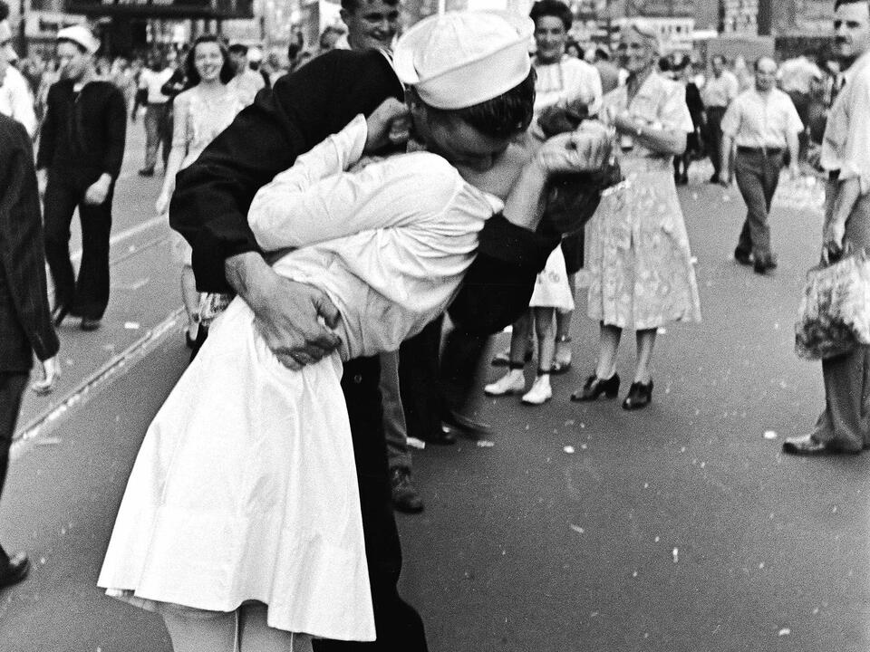 Ban of WWII kiss picture part of the left’s mad crusade to erase history