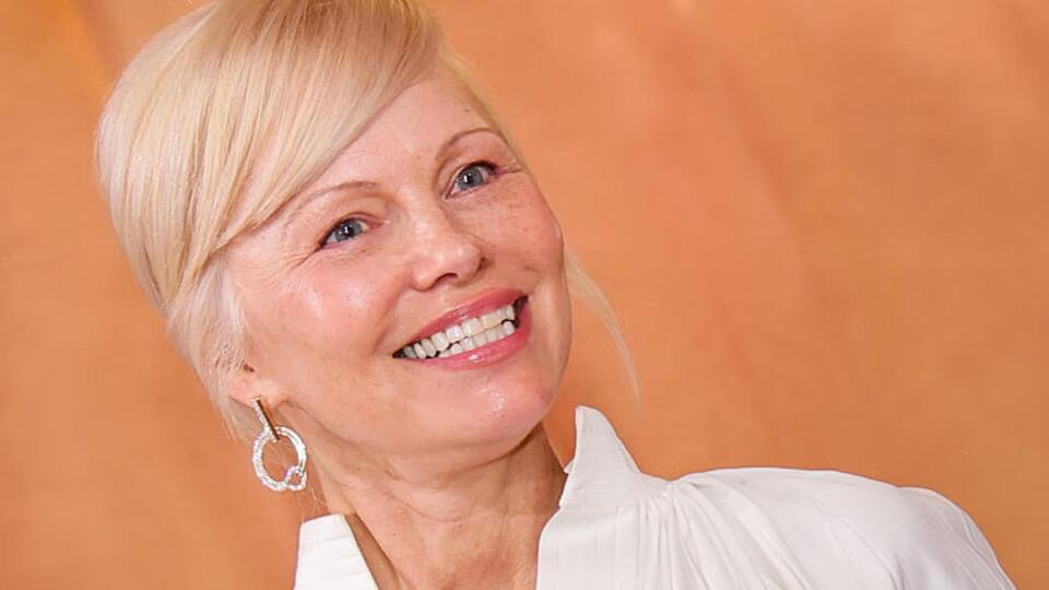 ‘Blonde but better!’ Pamela Anderson goes Golden Era platinum for ...