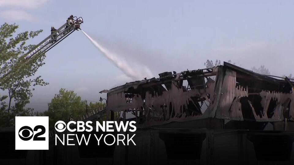 🔥 Warehouse Fire in Carlstadt Sends Smoke Near MetLife Stadium - NewsBreak