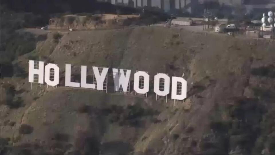 Man in custody after climbing to top of Hollywood sign ‘D' and waving ...