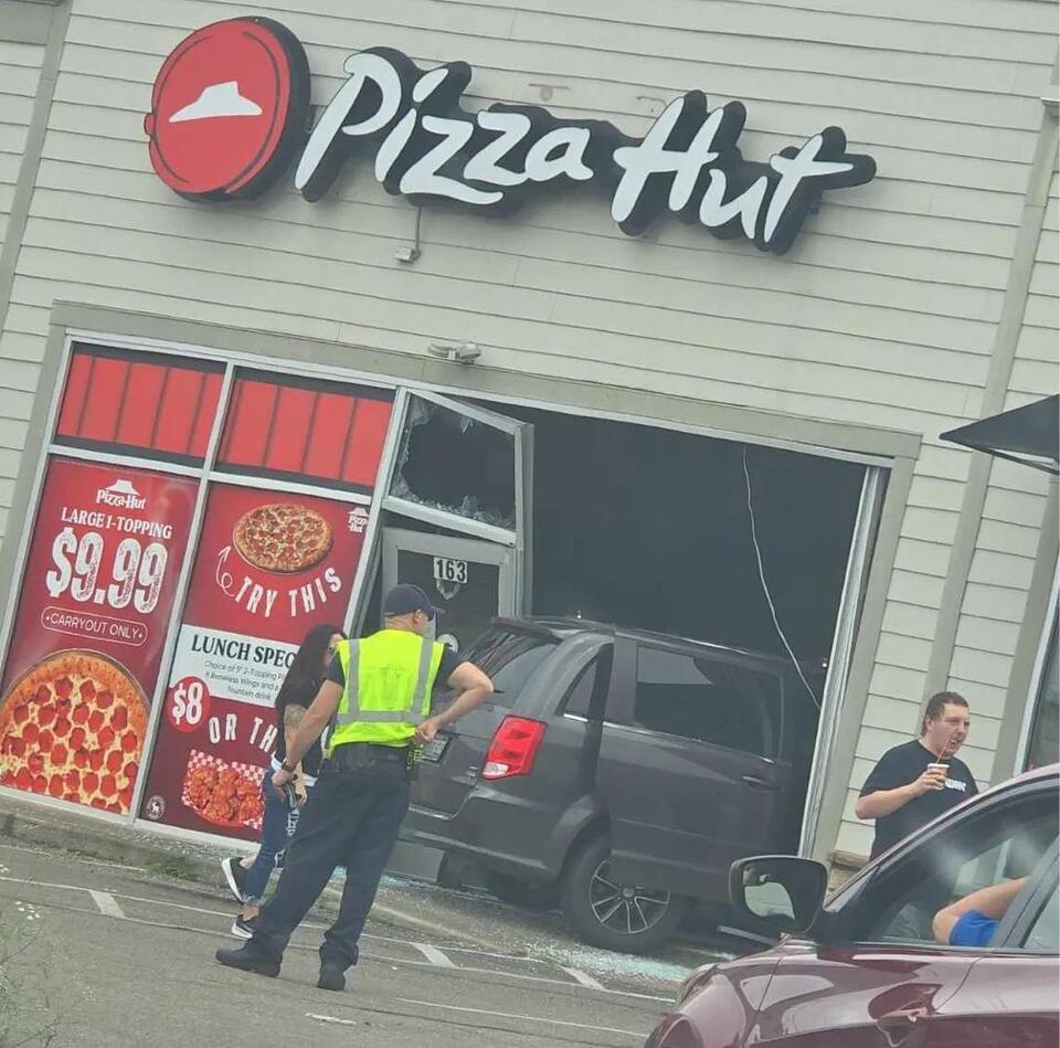 Minivan crashes into Chillicothe Pizza Hut - NewsBreak
