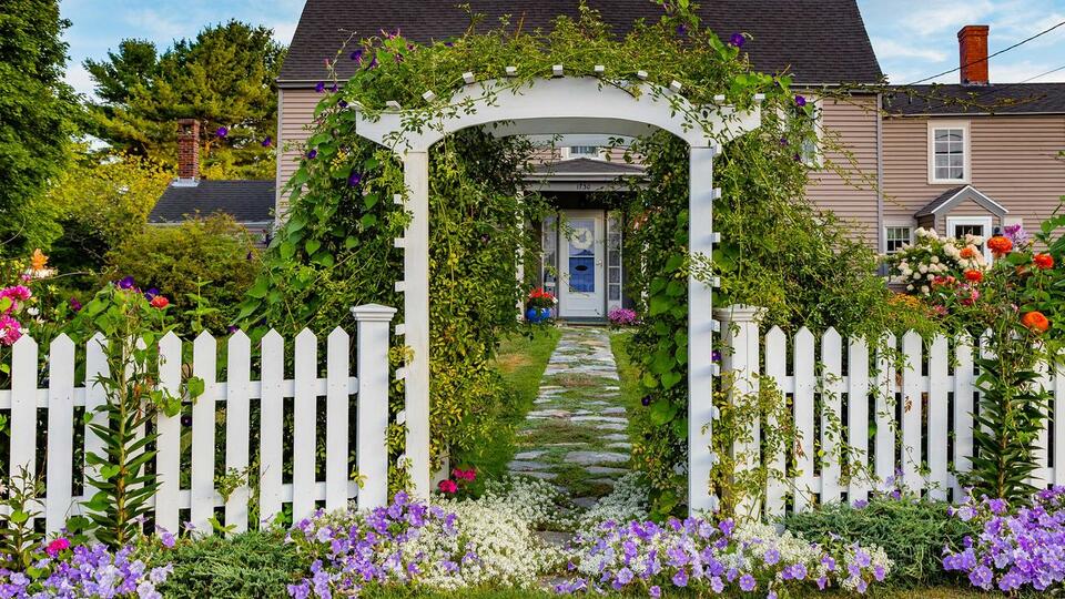 Forget White Picket Fences; Paint Your Fence This Color to Add Serious ...