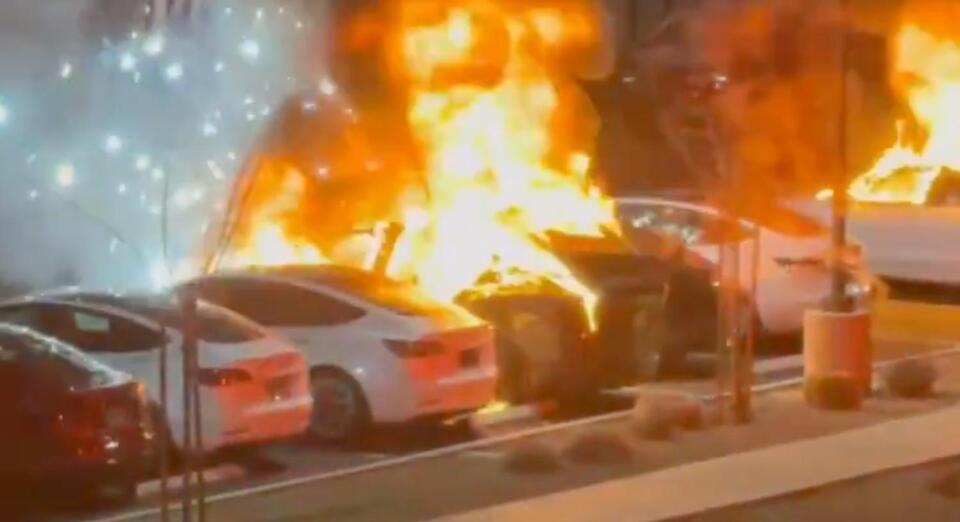 Several Tesla vehicles burned down in Las Vegas and Kansas City, arson ...