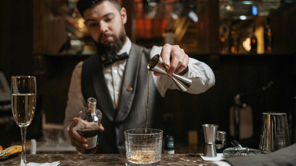 9 bar habits that drive bartenders up the wall - NewsBreak