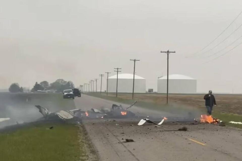 4 killed as small plane hits power lines and crashes in Illinois ...