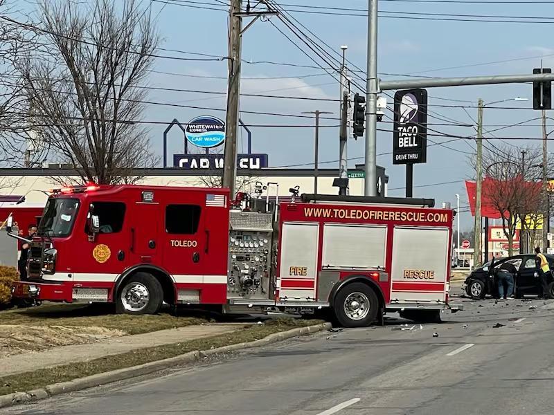 Toledo fire truck crashes at Central and Secor while responding to fire ...