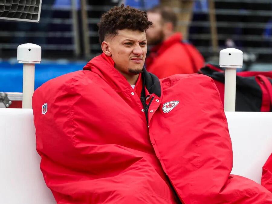 Patrick Mahomes' shirtless photo sparks hilarious ‘dad bod' comparisons: ‘Like I got kids'