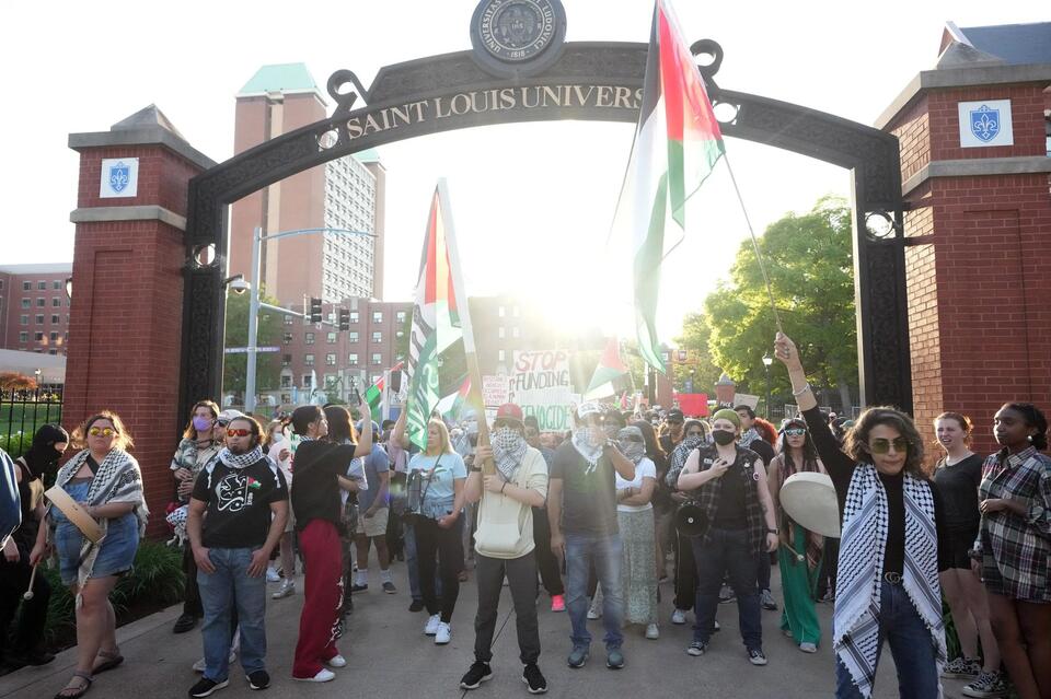 Hundreds protest war at St. Louis University - NewsBreak