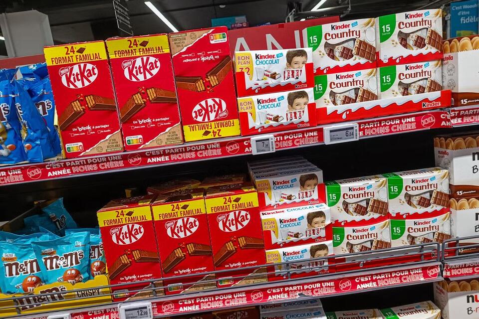 Thousands of Kit Kat bars scatter across Mississippi road in a wild ...