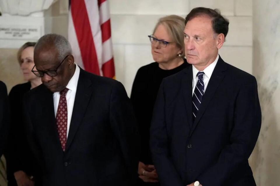 Top Senate Dem Releases Report Accusing Justice Thomas, Alito Of ...