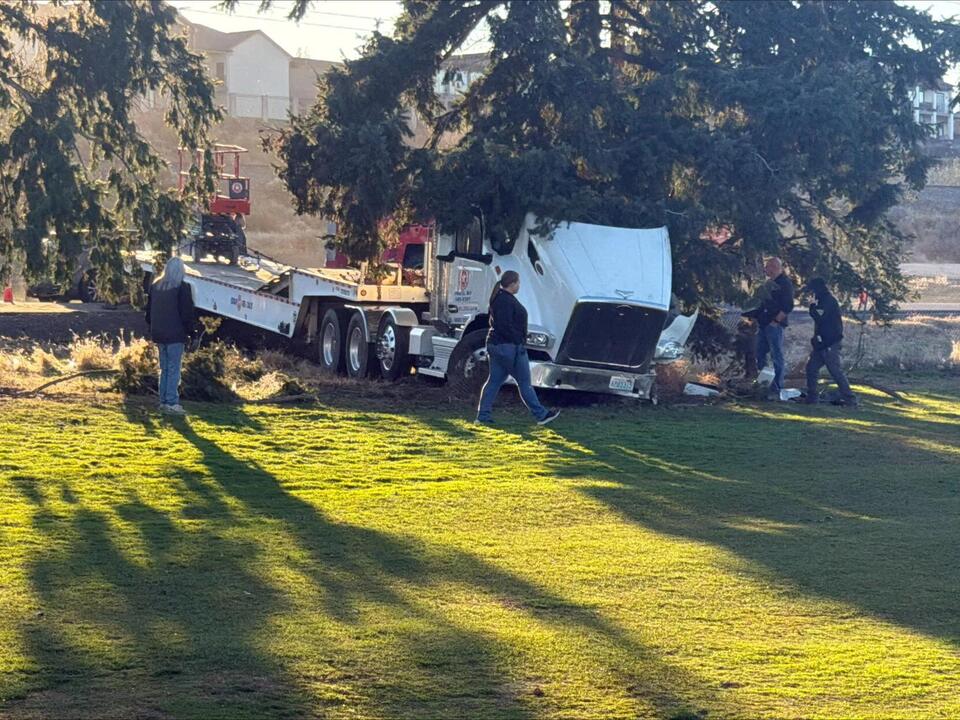 Medical issue leads to semi crash at Columbia Park Golf Tri Plex in ...