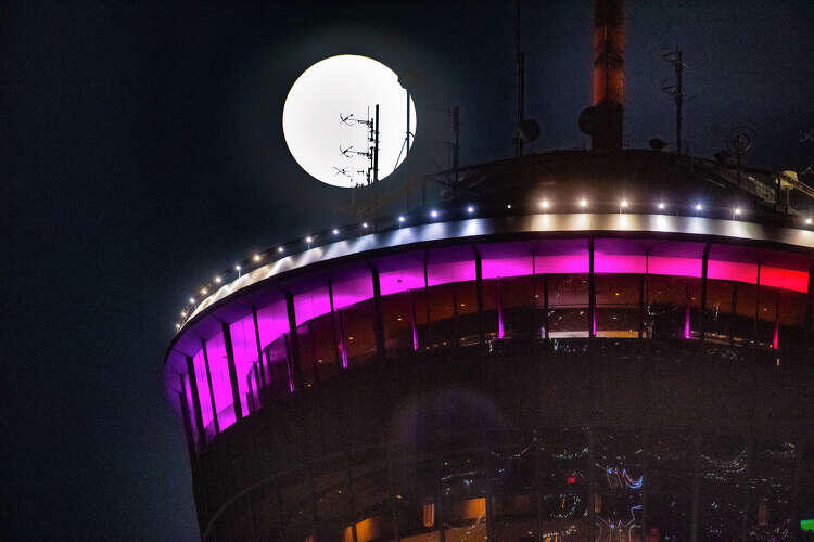 When to see the 'Corn Moon' in Texas this weekend - NewsBreak