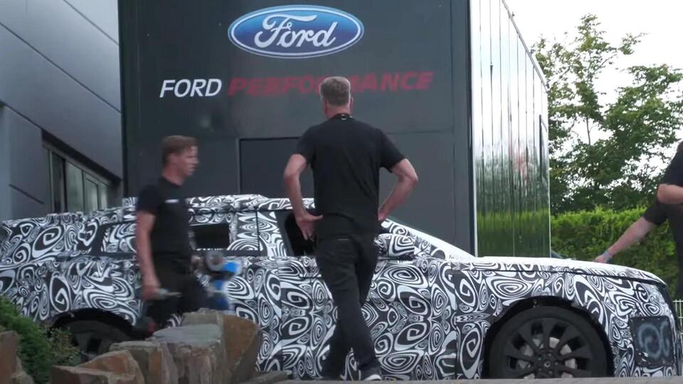 Range Rover stuns industry with bold EV redesign revealed in sneak-peek ...