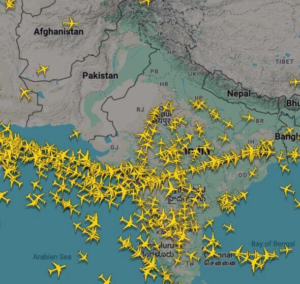 Eerie Pakistan flight map shows huge no-fly zone after India bombing ...
