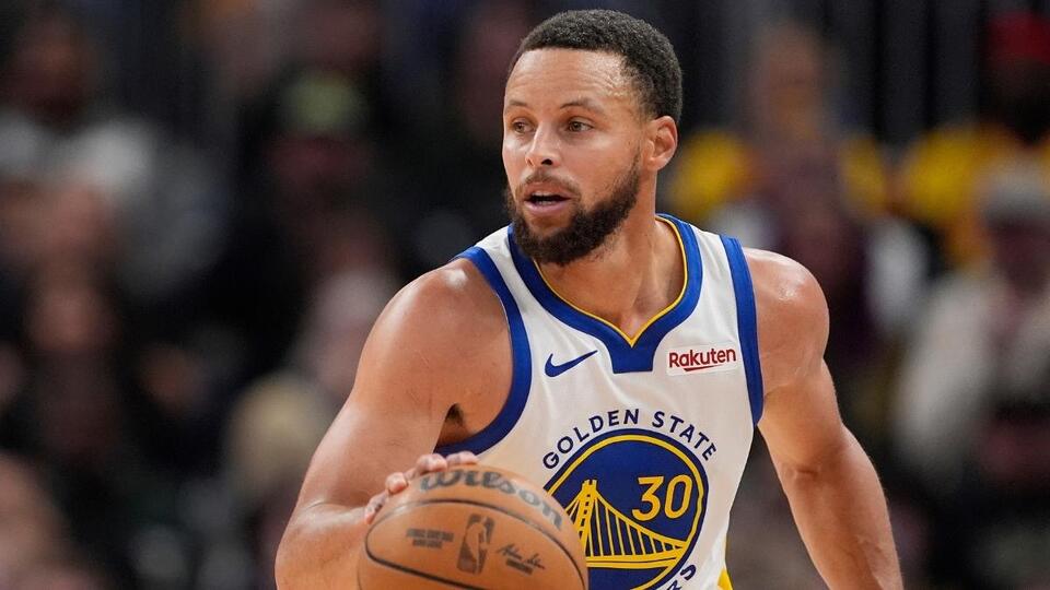 Steph Curry Proves ‘He’s Out of the World’ With ‘Shooting the Moon ...