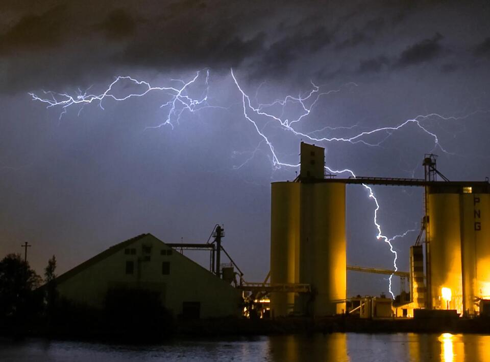 NorCal faced 18,000 lightning strikes in July. How often does it cause ...