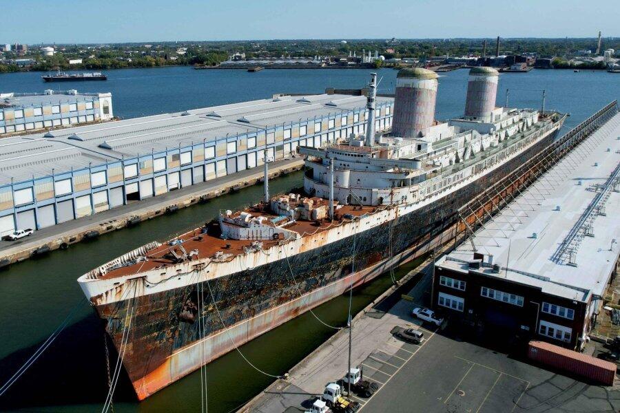 SS United States luxury liner cleared for final voyage to Florida ...