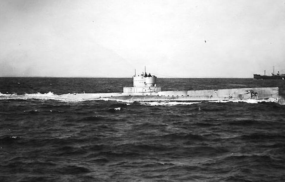 When the USS R-14 (SS-91) became stranded 100 miles from shore, the ...
