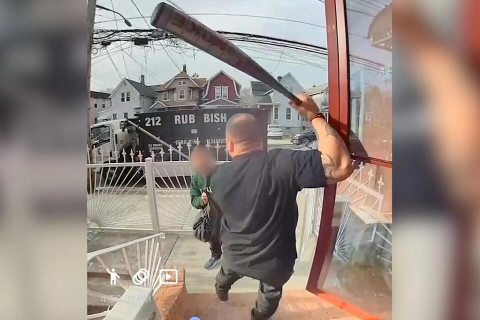 Porch pirate caught on video stealing packages from Queens home - NewsBreak