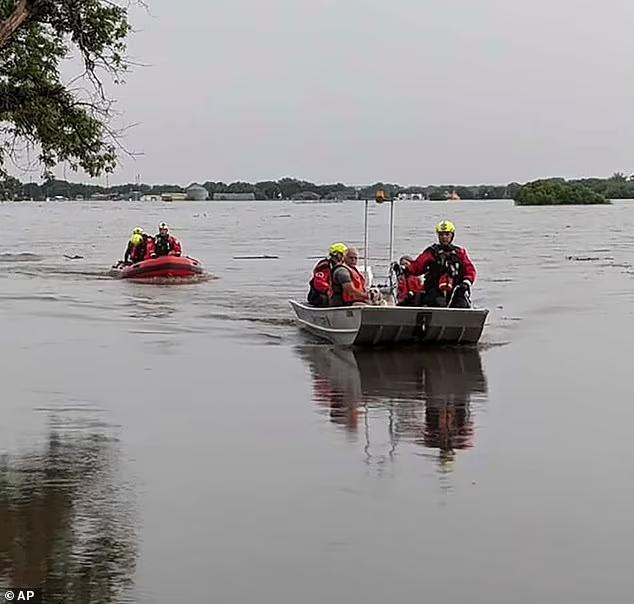 Flash floods and heavy rain lead to urgent evacuation in Iowa: Map ...
