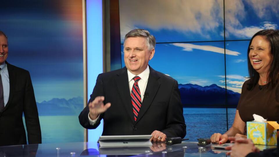 Longtime anchor Mike Ross anchors his final newscast - NewsBreak