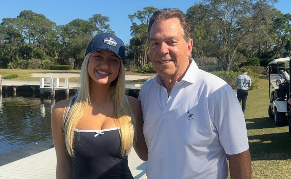 Internet Goes Wild After Viral Ring Girl Sydney Thomas Poses With Nick ...