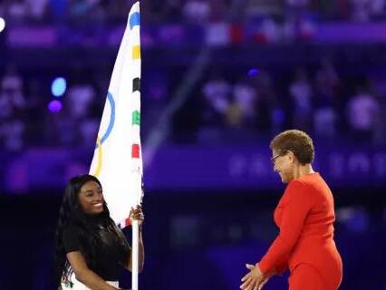 Simone Biles Proudly Carries The Olympic Flag During Paris Closing Ceremony
