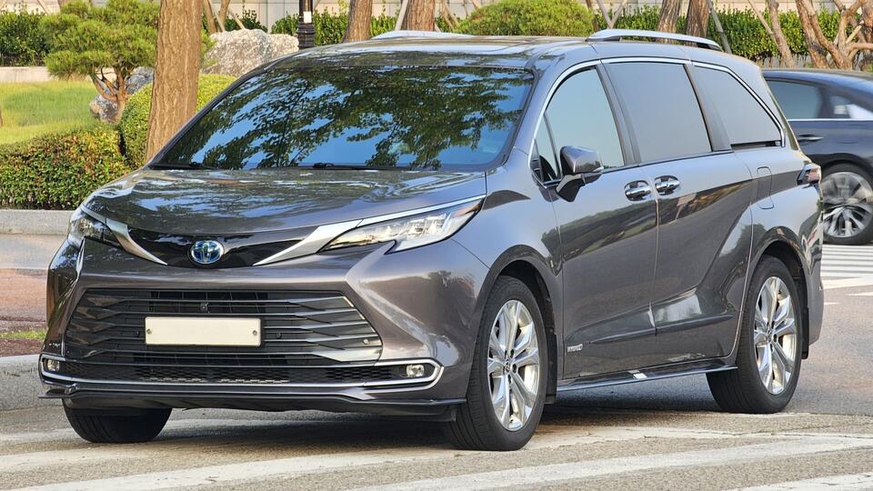 10 Minivans With Excellent Gas Mileage & 10 That Disappoint - NewsBreak
