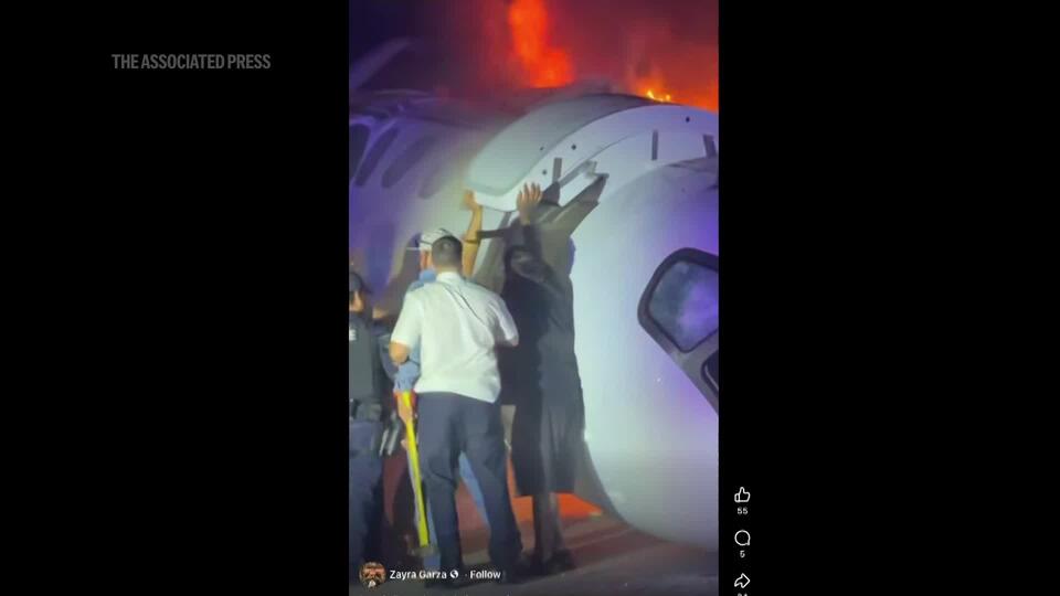 WATCH: People rush to try to help plane crash victims on Texas highway ...