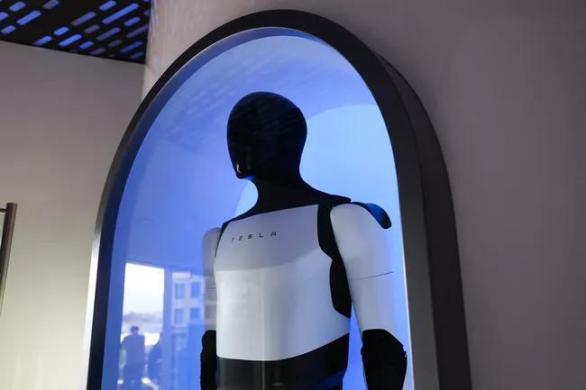 Elon Musk Says Tesla To Start Selling Humanoid Robots In 2027 - NewsBreak