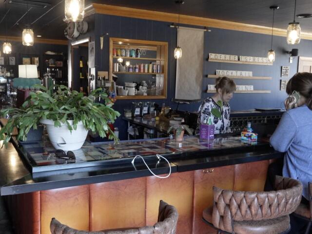 Army veterans open unique book bar in former Appleton VFW building ...
