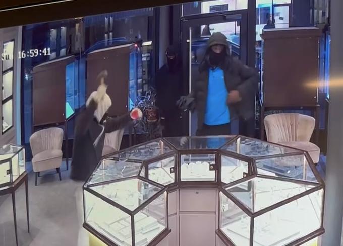 VIDEO: Smash-grab robbers steal $2M from Park Slope jeweler in seconds ...