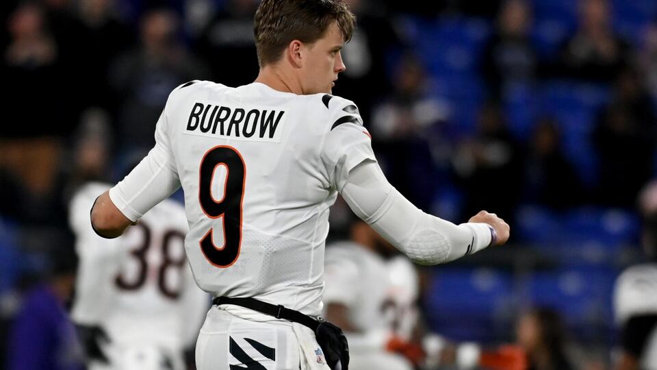 Pre-game Bengals-Ravens video shows Joe Burrow flexing right hand