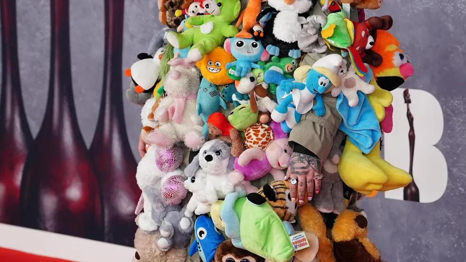 Teddy Swims’ stuffed toys outfit turns heads at Brit Awards - NewsBreak
