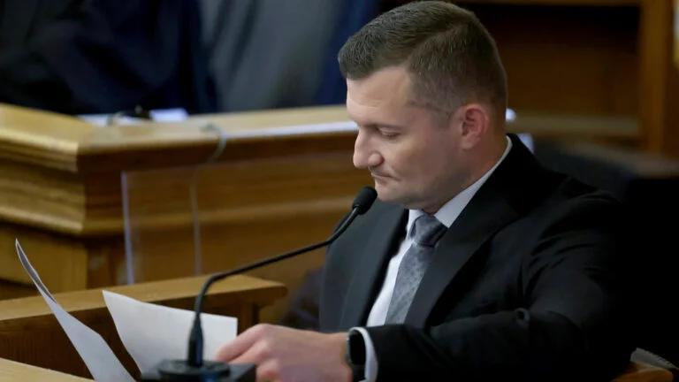 ‘Emotional revenge’: Sgt. Bukhenik reads flirty texts between Karen ...