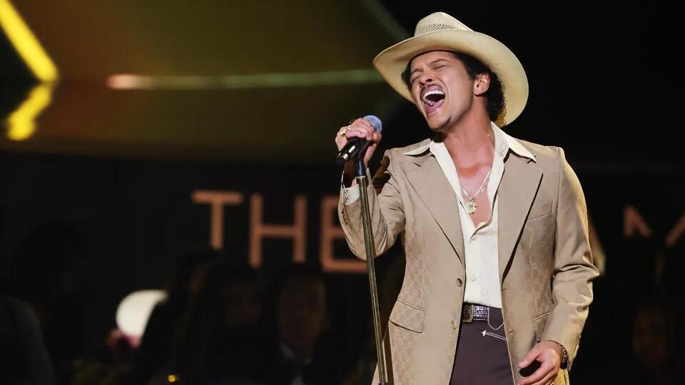 Watch Bruno Mars Cover Led Zeppelin With Slash While Dressed Like an ...