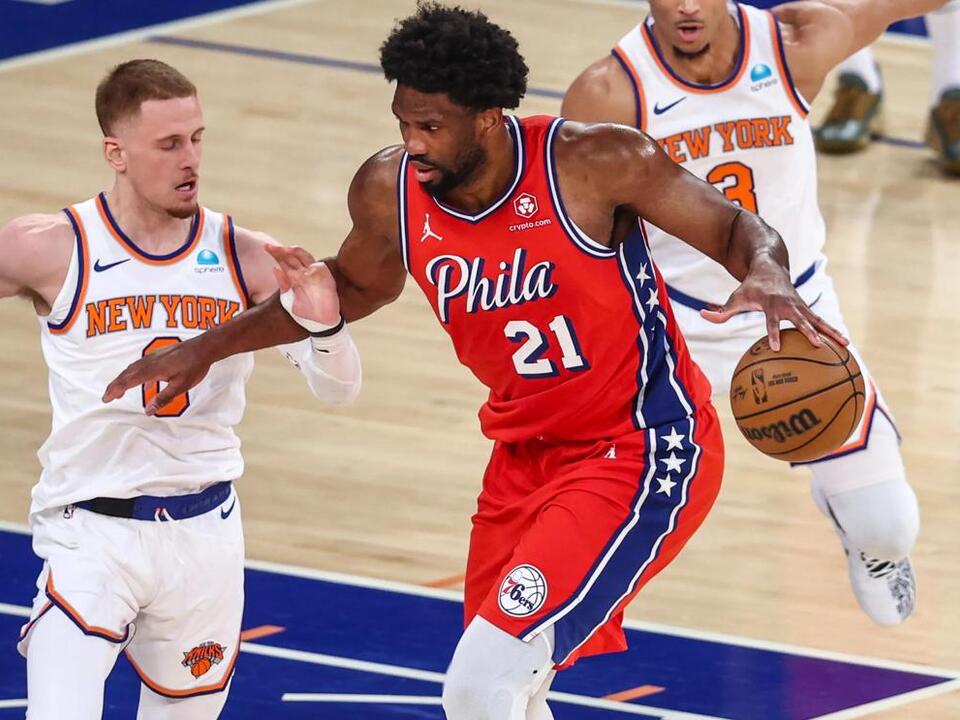 Joel Embiid returns to game after suffering apparent knee injury ...