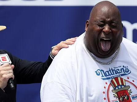 Eric 'Badlands' Booker smashes the world record for a lemonade chug at ...