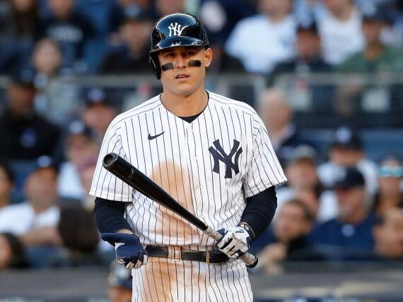 New York Yankees' Anthony Rizzo exits game with injury after collision