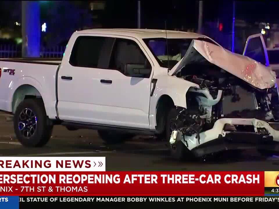 3-car crash closes central Phoenix intersection
