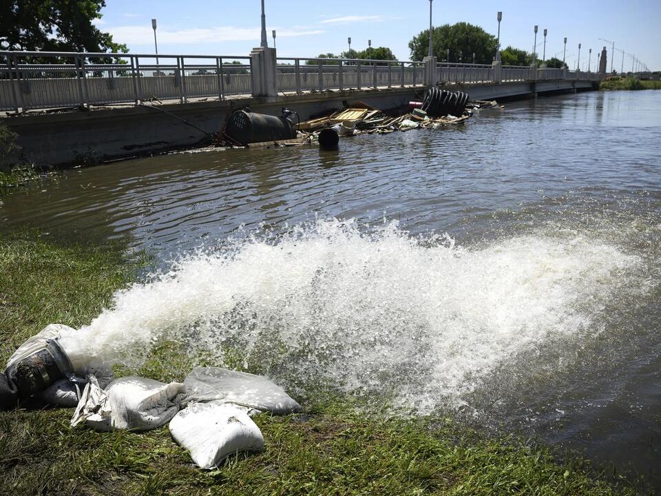 Minnesota family that lost home to flood vows to reopen store as more ...