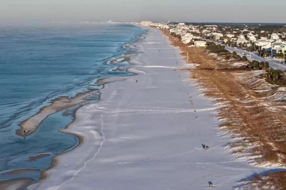 Stunning Gulf Coast Photos Capture Rare Beach Snow Day - NewsBreak