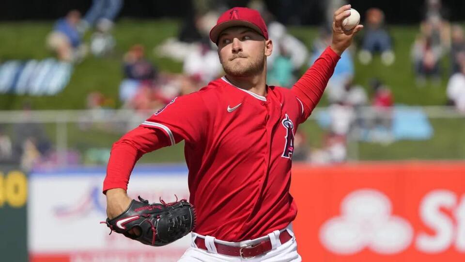 When do Los Angeles Angels pitchers and catchers report to spring ...
